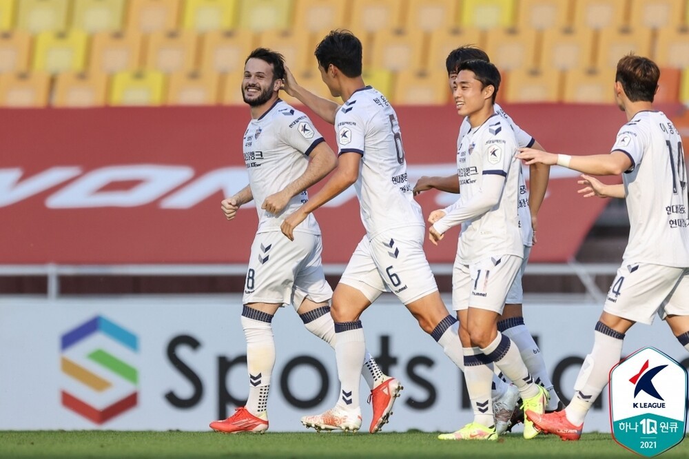 [K리그1 33R] ‘2선 공격진 폭발’ 울산, 수원FC 원정서 3-0 완승… 다시 1점 차 선두