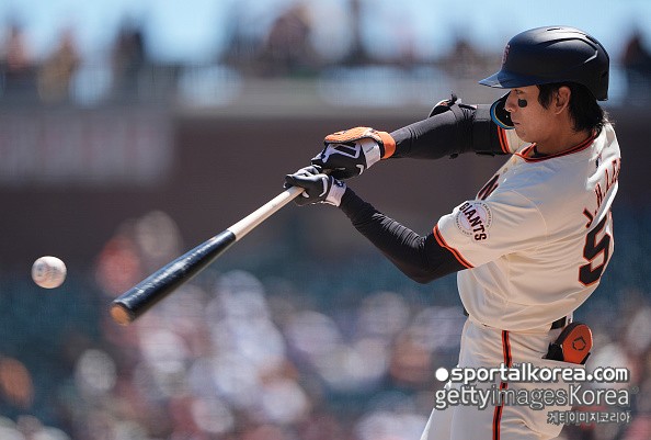 ‘3할 타율 보인다’ 이정후, ‘KBO 역수출 신화’ 켈리와 맞대결...12G 연속 안타 도전