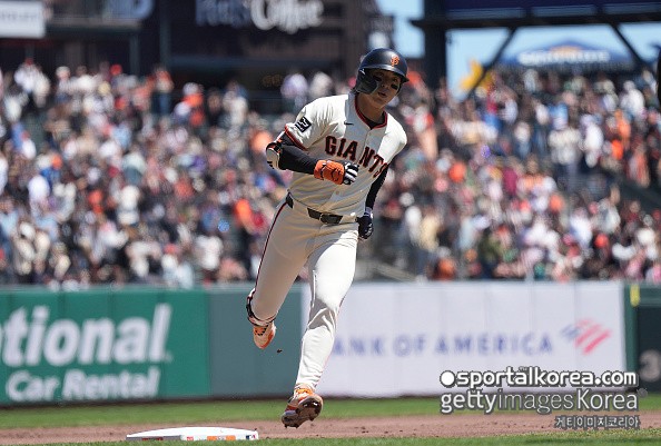 ‘3할 타율 보인다’ 이정후, ‘KBO 역수출 신화’ 켈리와 맞대결...12G 연속 안타 도전