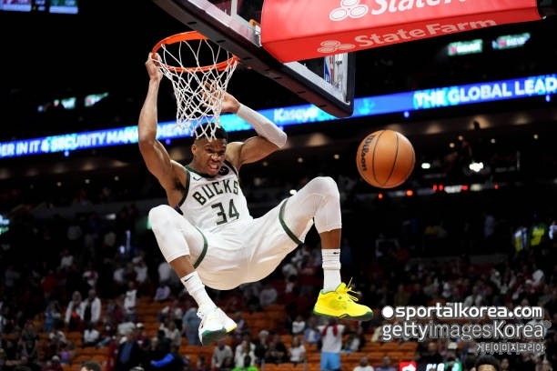 미쳤다! GSW '외곽의 커리-골밑의 쿤보' 꿈의 2×MVP 듀오 실현? NBA 역사 뒤흔들 트레이드설 제기됐다!