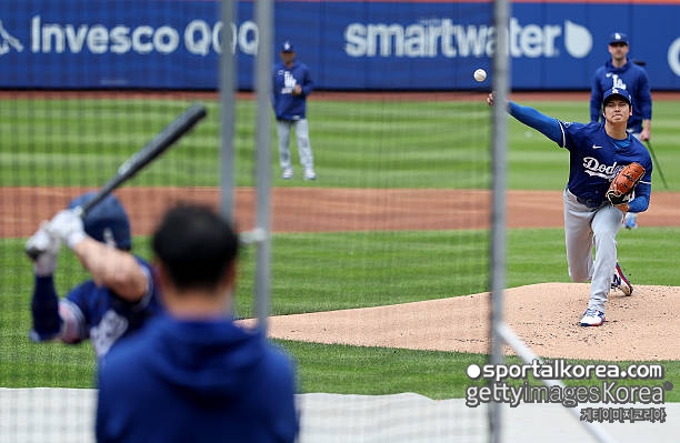 '투수' 오타니, 김혜성 돌려세우고 주먹 ‘불끈’…'641일 만에' 실전 타자 상대 '최고 156km' 쾅!