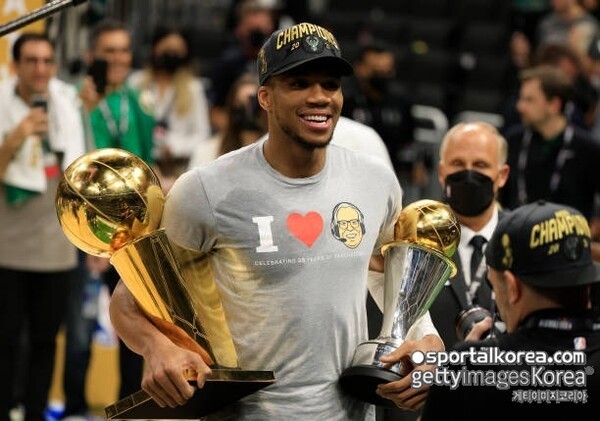 파격 그 자체 '美 ESPN'의 '4각 트레이드' 제안! 아데토쿤보는 GSW, D.그린은 LAL로?..."가능성은 언제든 열려 있어"