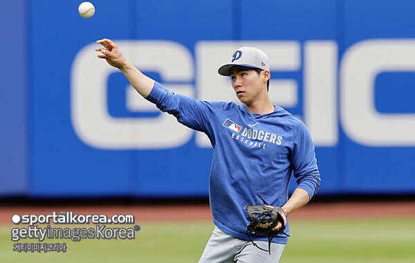 ‘이게 안 잡히네’ 이번에도 한 뼘 모자랐던 김혜성의 ‘홈런 스틸’…‘글러브→관중 손’ 맞은 타구, 끝내 홈런 판정 받아