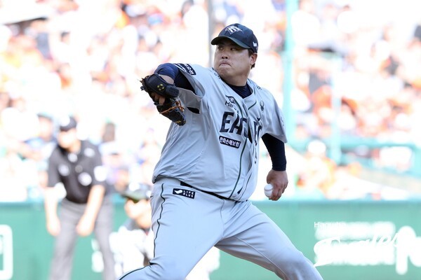 ‘어? 찬호 형 아니야?’ 류현진 앞에서 ‘박찬호 닮은 꼴’이 10K 쾌투…‘최고 156km/h’ 한화 압도한 화이트, 이대로 WBC까지?