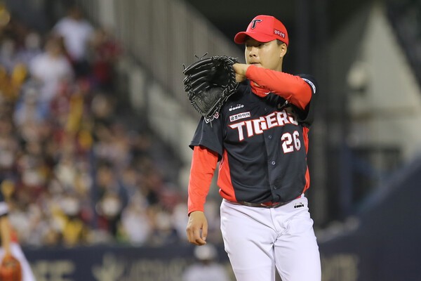 ‘161km 마무리’ 못 나와도 괜찮아, ‘158km 경력자’가 있다! 고공행진 한화의 ‘언성 히어로’ 한승혁을 잊으면 섭섭하다