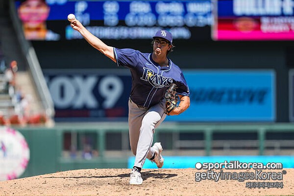 마이너로 쫓겨난 ‘차기 에이스’, 그런데 김하성 가을야구 희망 있다고? ‘161km 파이어볼러’에 기대 모여