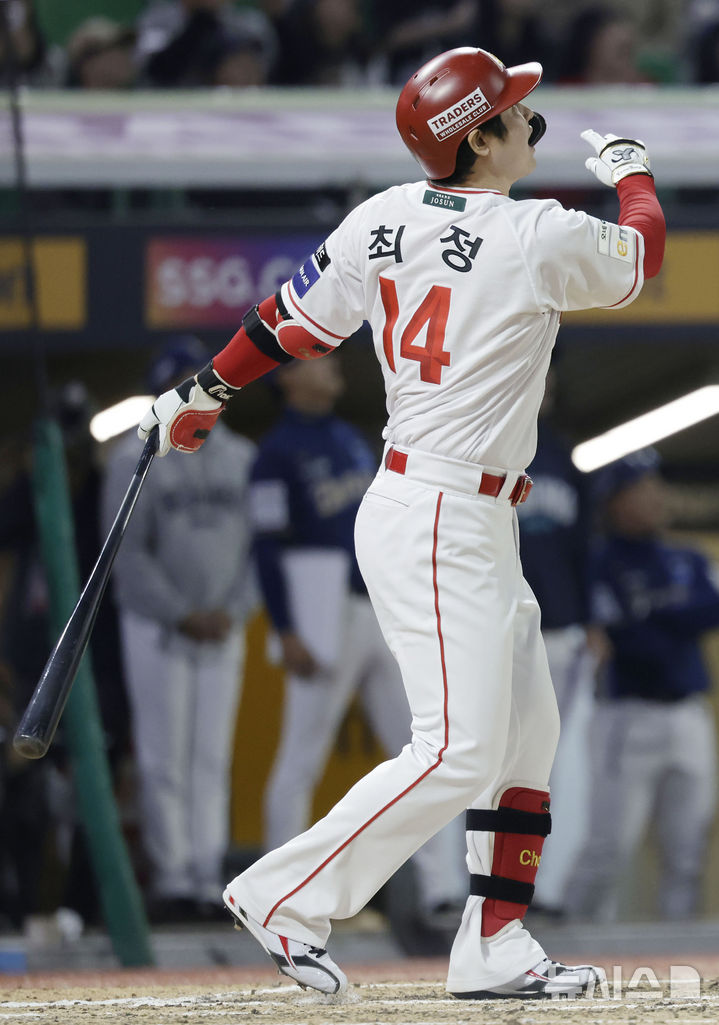 '통산 홈런왕' SSG 최정, 통산 4300루타 달성…역대 2번째