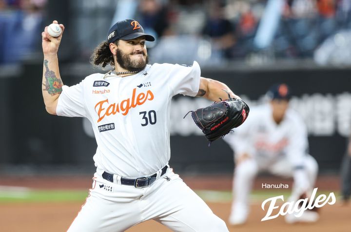 한화 폰세, KBO리그 역대 최소 23경기 만에 200탈삼진 달성