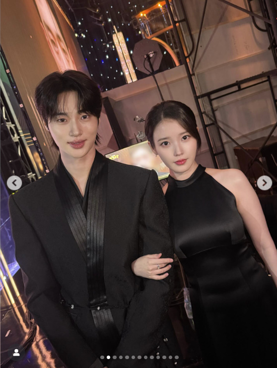 '변우석 옆에 선' 아이유, 반전 볼륨 몸매 눈길 [N샷]